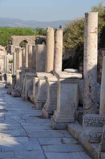 Éphèse en grec Ephesos - LAROUSSE