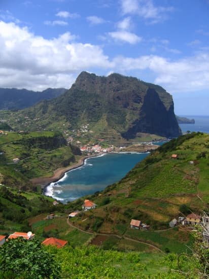 Madère en portugais Madeira Île du bois - LAROUSSE